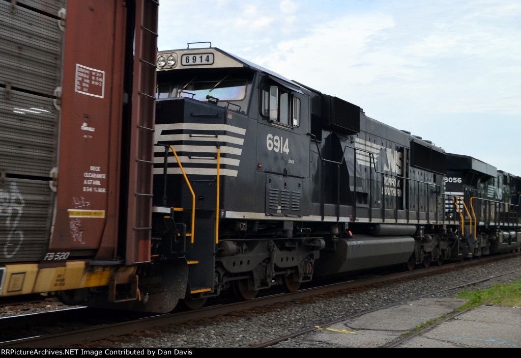 NS SD60E 6914 second out on 18N